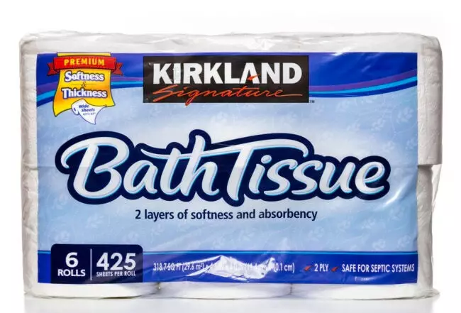 Miami, USA - 23. mars 2014: Kirkland Signature bath tissue 6 paket nggulung. Merek Kirkland Signature diduweni dening Costco Wholesale Corporation.