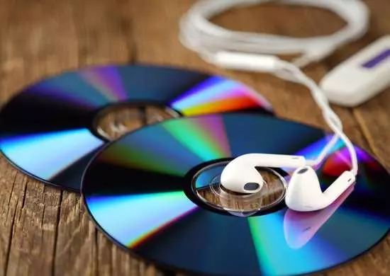 Nekad nedāviniet kompaktdiskus un DVD diskus