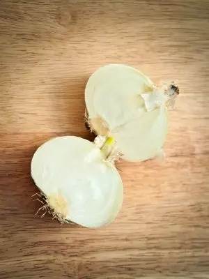 Kaip atsikratyti dažų kvapo – per pusę perpjauti svogūnai