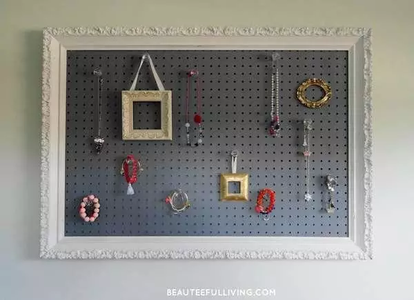 Ħażna ta 'ġojjellerija pegboard