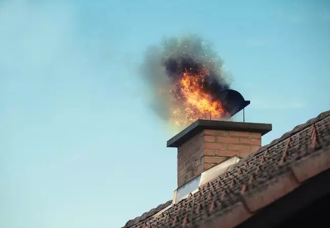 6 vecí, ktoré môže urobiť každý majiteľ domu, aby zabránil požiarom v komíne