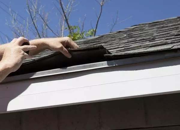Údržba střechy letního domu