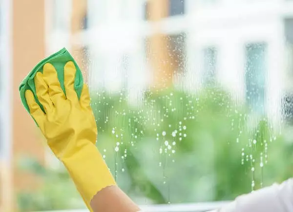 Umývanie okien Letná údržba domu