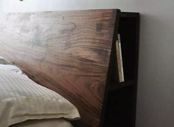 Skrytý úložný prostor v čelu postele