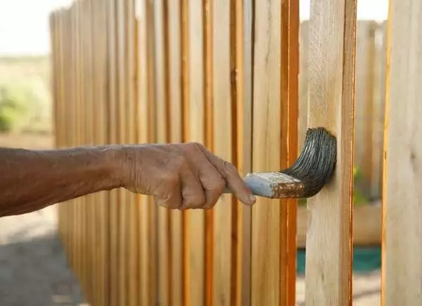 Znovu utěsněte zvětralý dřevěný plot