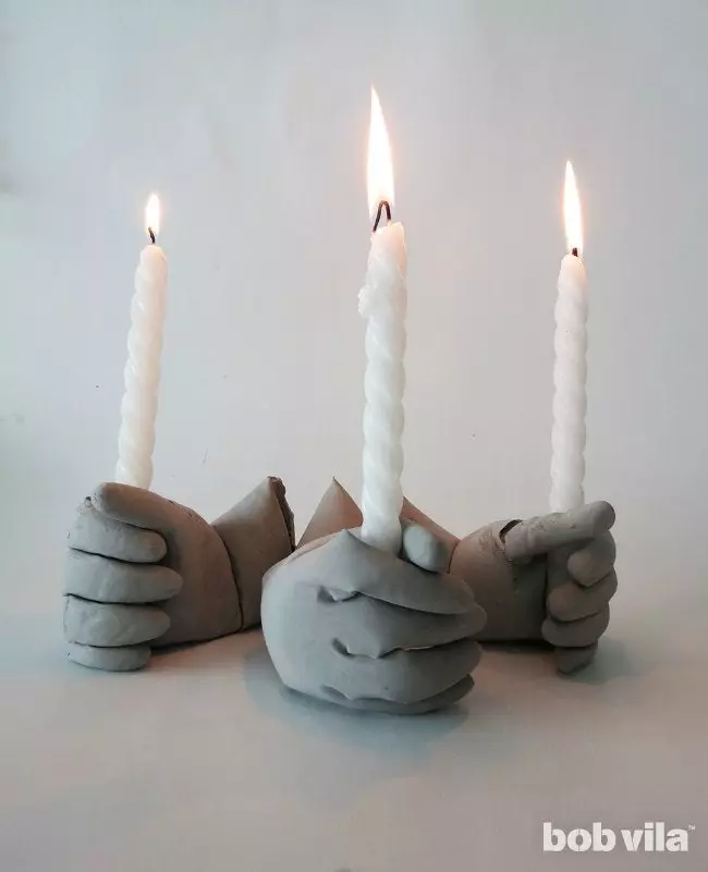 Бетонные подсвечники с коническими свечами