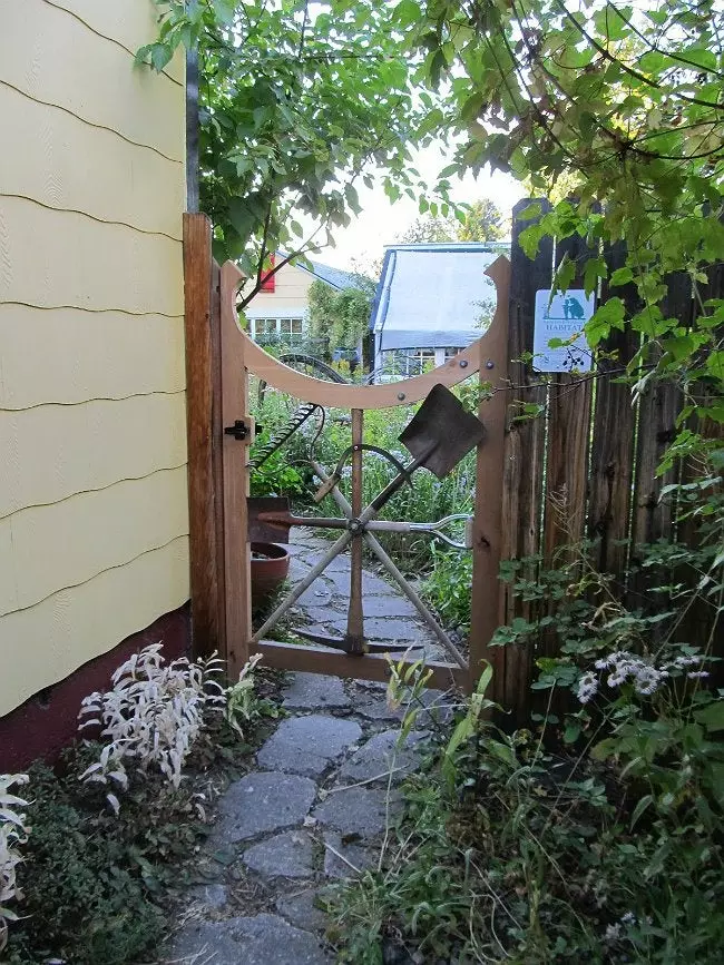 Porte de clôture bricolage - Outils de jardin réutilisés comme porte