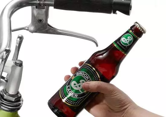 Deschizător de bere pentru mâner pentru bicicletă