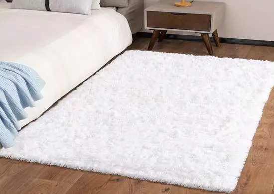 שטיח ליד המיטה
