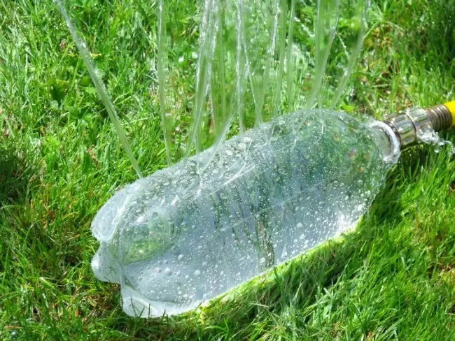 DIY स्प्रिंकलर - प्लास्टिक की बोतल से बनाया गया