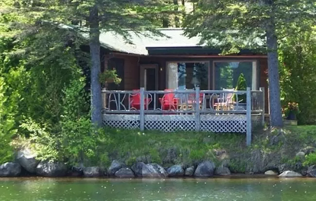 Lub Cuaj Hli Cov Haujlwm - Lake House