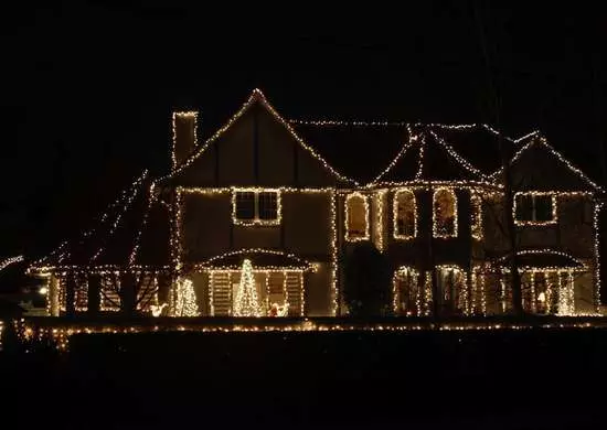 Weihnachtsbeleuchtung aufhängen