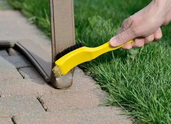 Enlevez la rouille avant de nettoyer les meubles de patio