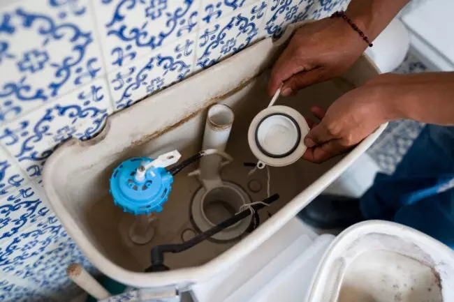 DIYトイレの修理：5つの一般的な便器の問題とそれらを修正する方法
