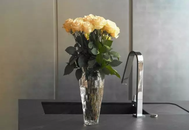 冰的用途 - 清洗花瓶