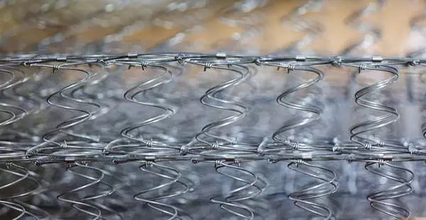 స్క్వీకీ బెడ్ను పరిష్కరించడానికి 10 సులభమైన హక్స్