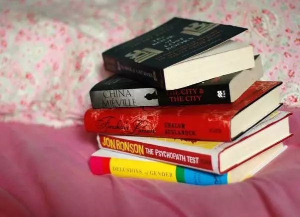 Uklonite škripavi krevet s knjigom