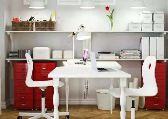 Rdeče-belo domače pisarne