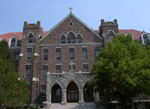 St. Charles Hall, Kolegji Carroll, Montana