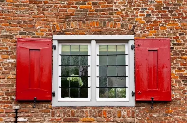 Awọn ihò ẹkún ni biriki Loke Window