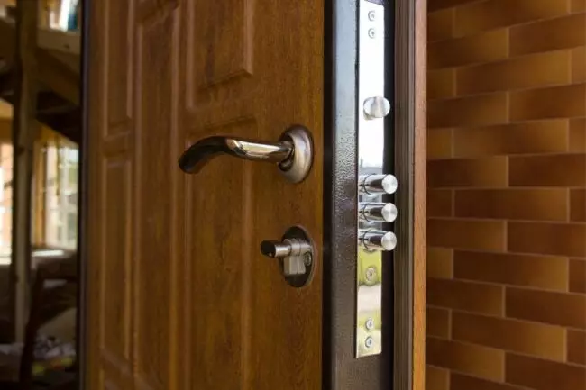 Πώς να ασφαλίσετε μια πόρτα από το να σας κλωτσήσουν