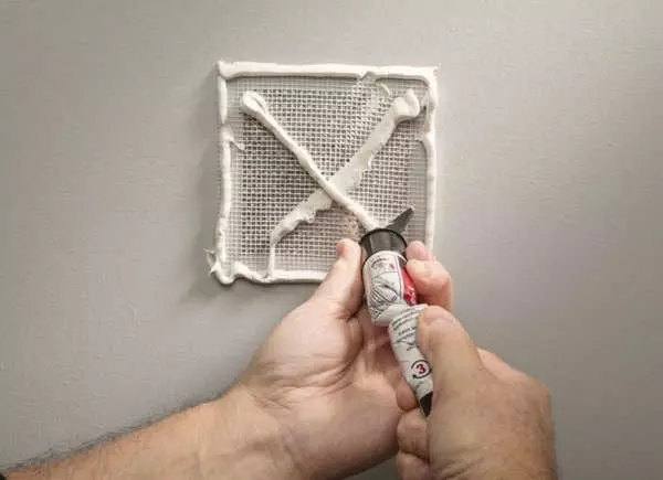 Způsob HYDE: Snadno nanášejte záplaty na stěny
