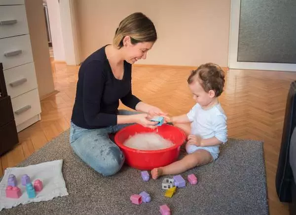 Speelgoed wassen in warm water