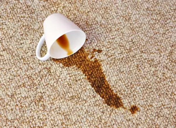 Koffiebeker mors koffie op mat