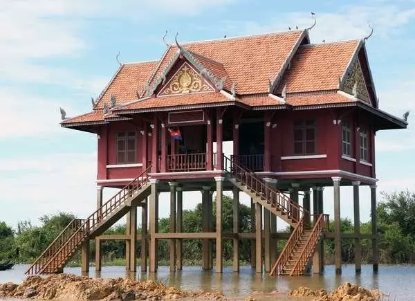 Дома на сваях в Камбодже