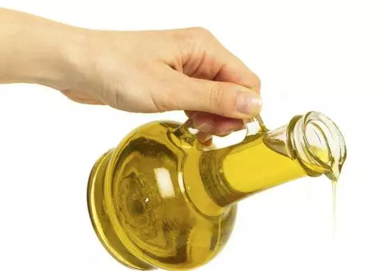 Brug olivenolie til at fjerne maling fra hænderne
