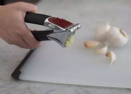 I-OXO Good Grips Garlic Press