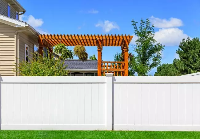 Дърва срещу винилова ограда: кое да изберете за вашия двор