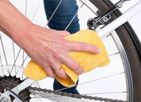 deținut de bar prieten curățenie bicicletă