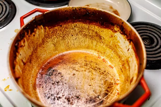 焦げた鍋をきれいにする方法