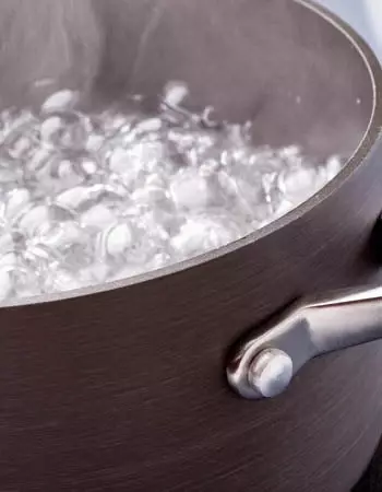 Πώς να καθαρίσετε μια καμένη κατσαρόλα - βραστό νερό