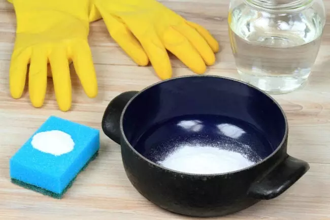 Как да почистите изгоряла тенджера - оцет и сода за хляб