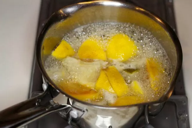 Sådan rengøres en brændt gryde - kogende citroner