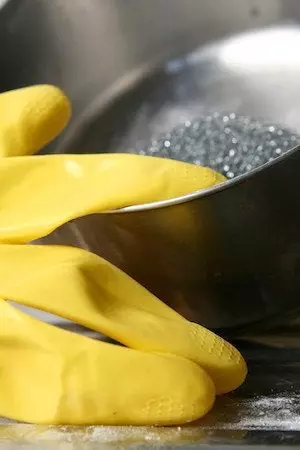 Πώς να καθαρίσετε μια καμένη γλάστρα - Λεπτομέρεια τρίψιμο
