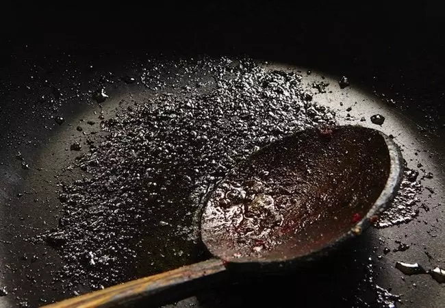 焦げた鍋をきれいにする方法
