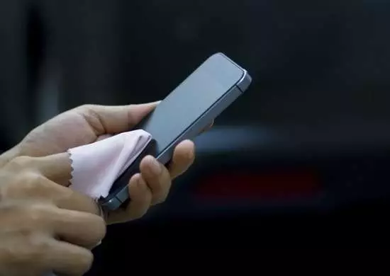 Mobilā tālruņa ekrāna tīrīšana
