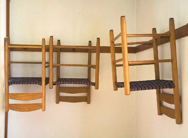 Krzesła w stylu Shaker zawieszone na ścianach